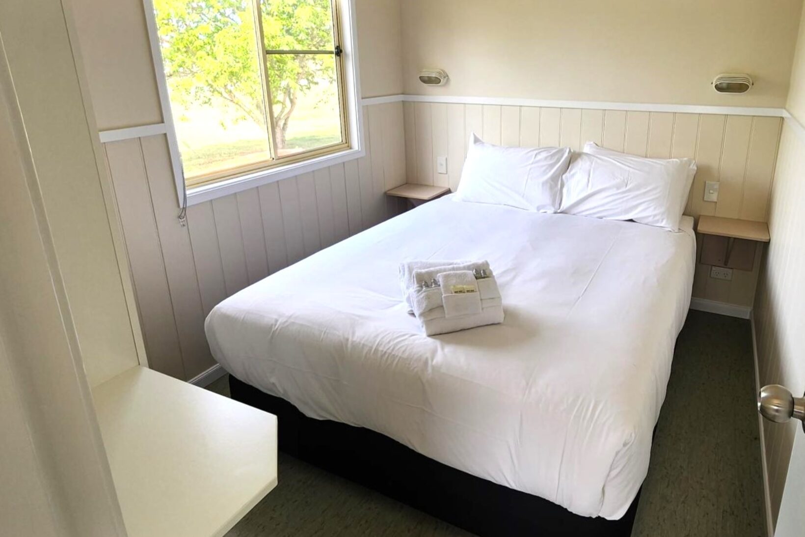 Standard 2 Bedroom Cabin | BIG4 Casino Holiday Park